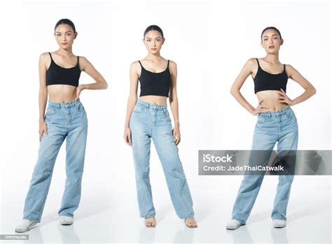 20 년대 아시아 여성 블랙 헤어 광대 한 청바지 바지와 운동화의 전체 길이 그림 스냅 여성에 대한 스톡 사진 및 기타 이미지