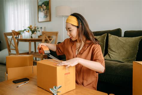 골판지 상자를 포장 하는 아시아 여자 소유자 우편 소포를 얻을 Brand Name Smart Phone에 대한 스톡 사진 및 기타 이미지 Brand Name Smart