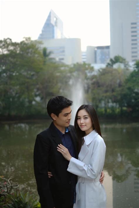 ปอย ตรีชฎา จูงมือแฟนหนุ่ม โอ๊ค ภควา หมั้นหวานชื่น