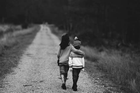 무료 이미지 통로 보행 검정색과 흰색 사람들 도로 화이트 사진술 아이 애정 어린이 우정 검은 단색화