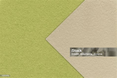 공예 녹색 종이 배경의 질감 베이지색 화살표 매크로가 있는 반 두 가지 색상 크래프트 올리브 판지 0명에 대한 스톡 사진 및