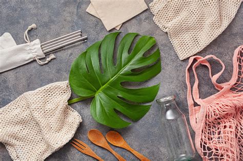 제로 폐기물 환경 친화적 인 개념 재사용 가능한 면 가방 스테인레스 스틸 마시는 Staw 유리 항아리 나무 칼붙이 0에 대한 스톡 사진 및 기타 이미지 Istock