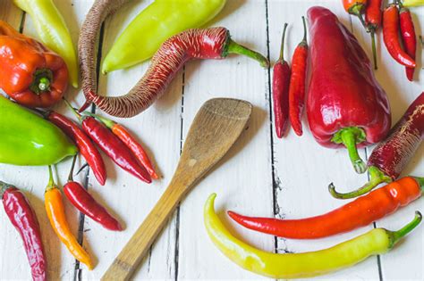 오래된 흰색 나무 테이블에 고추 의 화려하고 신선한 다양한 종 하이 앵글 뷰 건강한 생활방식에 대한 스톡 사진 및 기타 이미지 건강한 생활방식 건강한 식생활 노랑