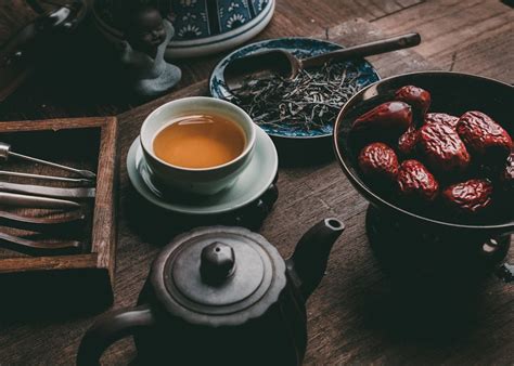 말린 붉은 대추를 곁들인 소박한 차 세트 · 무료 스톡 사진