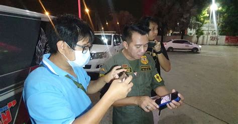 รวมรูปภาพของ หนุ่มมูลนิธิสุดงง รถกู้ชีพเคลื่อนไปข้างหน้าเอง ชนรถเก๋งที่