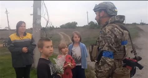 Воїни 103 ї бригади Сил ТрО поділились відео зустрічі з жителями деокупованого села на Донеччині