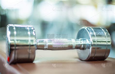 图像健身房哑铃健身设备特写室内地面举重训练运动背景意大利