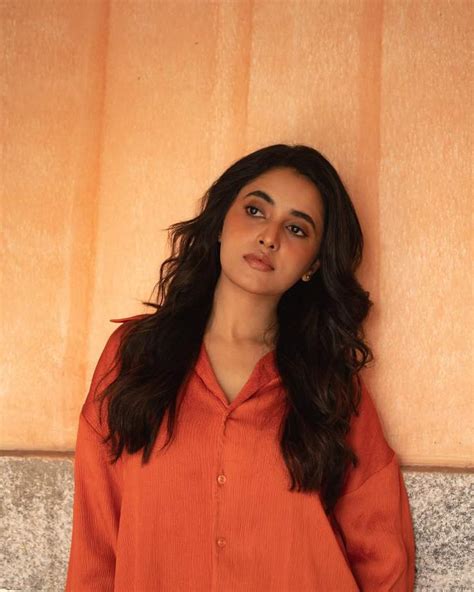 “ப்பா… சுட சுட கிண்டி வச்ச கோதுமா ஹல்வா ” நெகுநெகு உடம்பை காட்டி கிக் ஏற்றும் பிரியங்கா மோகன்