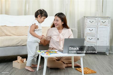 아름다운 아시아 교사가 유치원에 들어가기 전에 아이들을 가르칩니다 놀이를 통해 배우면서 교사와 상호 작용하는 유아 매력적인 교육 환경은 호기심 의사 소통 2 3 살에 대한