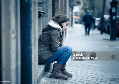 매력적인 여자 슬픈 불행 한 상처와 고독에 앉아 정신 건강 정서적 고통 학대 관계와 외로움 개념에 도시 거리 벌목 우울증에서 고통 감정에 대한 스톡 사진 및 기타 이미지