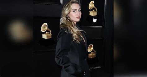 Miley Cyrus S Top Falls Off On Stage While Performing For Nye