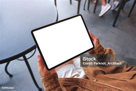 카페에서 빈 흰색 데스크톱 화면으로 디지털 태블릿을 들고있는 여성의 모형 이미지 35 39세에 대한 스톡 사진 및 기타 이미지 35 39세 가정 생활 공란 Istock