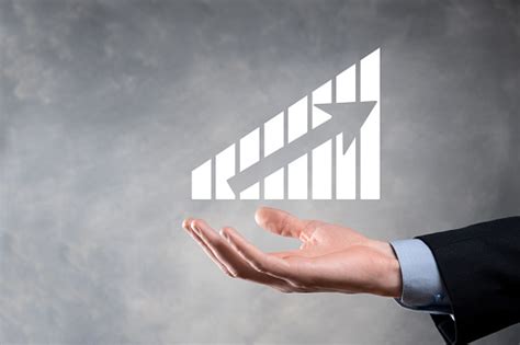 그래프 성장을 유지하고 자신의 사업에서 차트 긍정적 인 지표의 증가를 보유하고 사업가 투자 개념판매 데이터 및 경제 전략 및