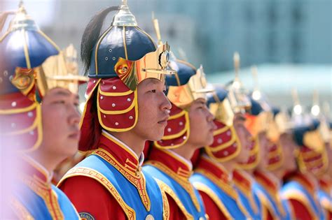 Жанжин Д Сүхбаатарын хөшөөнд цэцэг өргөж Их эзэн Чингис хааны хөшөөнд хүндэтгэл үзүүллээ