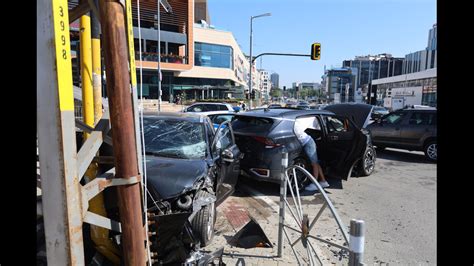 Катастрофа с две коли в София едната изхвърча и се заби в стълб Nova Bg