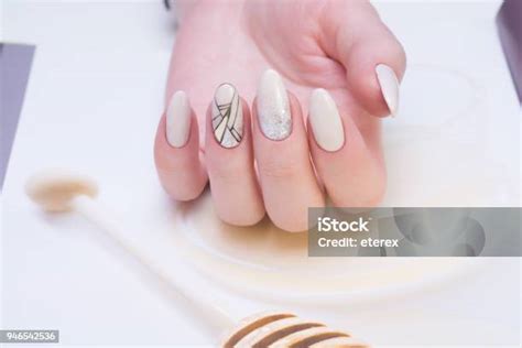 여자의 손에 매력적인 매니큐어입니다 세련 된 네일 아트와 자연 손가락 손톱 네일아트에 대한 스톡 사진 및 기타 이미지 네일
