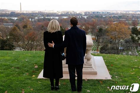 워싱턴 설계 佛 건축가 묘지 추모하는 마크롱 부부