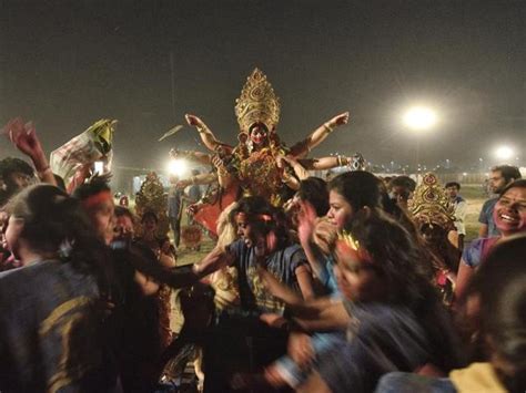 Devotees Bid Adieu To Maa Durga Hindustan Times