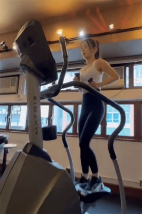 “天王嫂”方媛穿背心黑裤健身 前凸后翘大秀好身材新浪图片