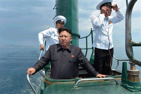 高清金正恩视察海军部队 乘坐潜艇指导演习 军事 人民网