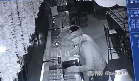 男子持锤子砸柜台盗走珠宝店60万首饰 已在吉首落网湖南频道凤凰网