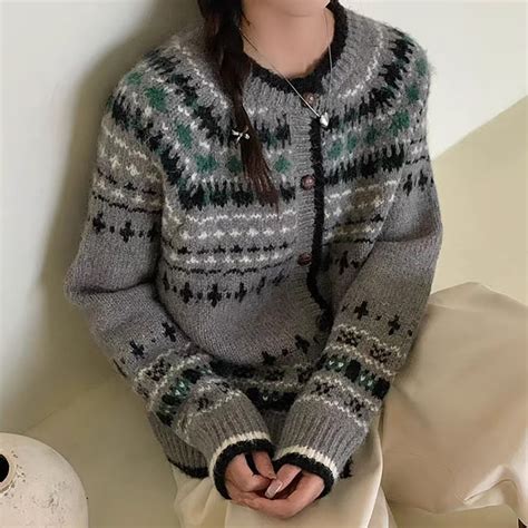 웨이브즈 𝐖𝐀𝐕𝐄𝐒 겨울부터 초봄까지 활용하기 좋은 노르딕 울 라운드 니트 가디건 🎄 Instagram