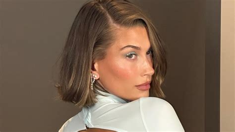See Hailey Biebers Sexiest Pics As She Flashes Sideboob In Backless