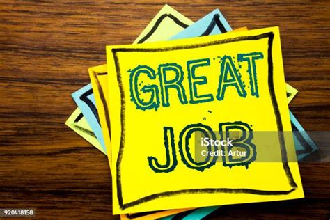 개념적 손을 쓰기 좋은 일을 보여주는 텍스트 캡션 영감 나무 나무 배경에 스티커 메모 용지에 작성 하는 성공 감사에 대 한 비즈니스 개념 감사합니다에 대한 스톡 사진 및