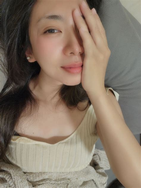 這是一張有瑕疵的臉，這張臉眼睛旁的傷口，就像我的人生一樣充滿了瑕疵！無論怎麼努力，都掩蓋不掉那個疤痕以前我總是遮遮掩掩，但現在我學會坦然