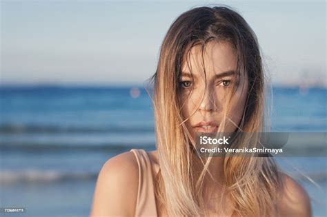 금발 젖은 머리 바다 또는 바다 해안 근처에 서 있는 아름 다운 여성 모델의 초상화입니다 감각적인 룩 눈 신체 부분에 대한 스톡