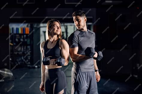 Un Couple Sportif Heureux Faisant Des Exercices Pour Les Biceps Avec