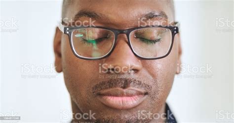 검안 시력 및 눈 관리 건강 또는 건강을 위해 스튜디오에서 안경을 쓴 남자의 얼굴 차분하고 안경을 쓰고 하얀 배경으로 고립된 마음챙김을 위해 눈을 감고 있는 아프리카 젊은