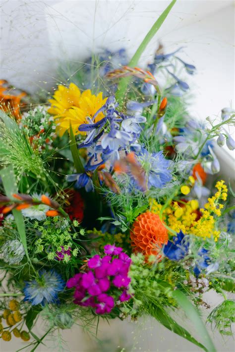 꽃병에 담긴 야생화와 다른 꽃의 꽃다발 사진 Unsplash의 무료 꽃 이미지