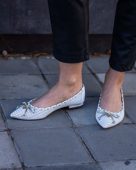 무료 사진 우아한 신발 젊은 여자 다리 신발 거리 여자 취재 발 소녀