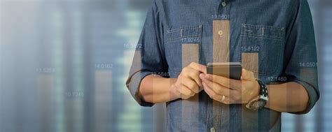 사업가는 그래프 성장과 스마트 폰에서 차트 긍정적 인 지표의 증가를 계획합니다 개발에 대한 스톡 사진 및 기타 이미지 개발 경제 계획 Istock