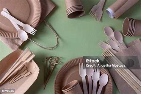 일회용 생분해성 식기로 만든 프레임 공예 용지 접시 안경 가방 나무 포크 숟가락과 대나무 꼬치 초밥 스틱 양피지 제로 폐기물 위쪽 보기 종이 접시에 대한 스톡 사진 및 기타