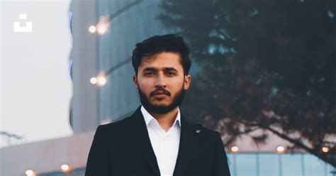 건물 앞에 서 있는 양복을 입은 남자 사진 Unsplash의 무료 옷 이미지