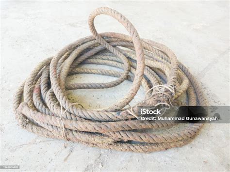 콘크리트 바닥에 갈색 밧줄 일반적으로 당기고 하중을 들어 올리는 데 사용 0명에 대한 스톡 사진 및 기타 이미지 0명 갈색