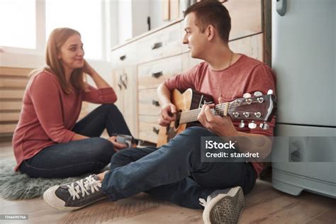 세 레니 드 노래 젊은 기타리스트 재생 사랑 노래 용 그의 여자 친구에 The 부엌 남자에 대한 스톡 사진 및 기타 이미지 남자 부엌 세레나데 Istock