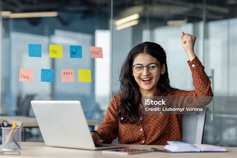 라틴 아메리카 사업가 유리 벽에 노트북과 스티커 메모로 사무실에서의 성공을 축하하고 있습니다 결심에 대한 스톡 사진 및 기타 이미지 Istock