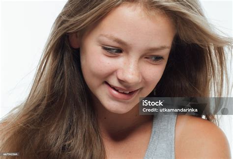 건강 한 피부와 귀여운 십 대 소녀 주 근 깨 여자 얼굴 클로즈 업 초상화 귀여운에 대한 스톡 사진 및 기타 이미지 귀여운 긴 나이 Istock
