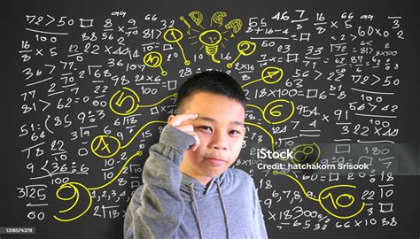 학생 제스처는 생각을 보여줍니다 스케치 계획입니다 보드 계산을 작성합니다 일러스트 교육 창의력 아이디어와 개념 현대 디자인 12 13세에 대한 스톡 사진 및 기타 이미지