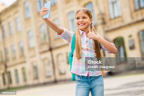 피그 테일 포니 테일을 만드는 예쁜 아이의 초상화는 야외에 서있는 체크 무늬 티셔츠 데님 청바지를 입고 대학을 승인합니다 가방에 대한 스톡 사진 및 기타 이미지 Istock