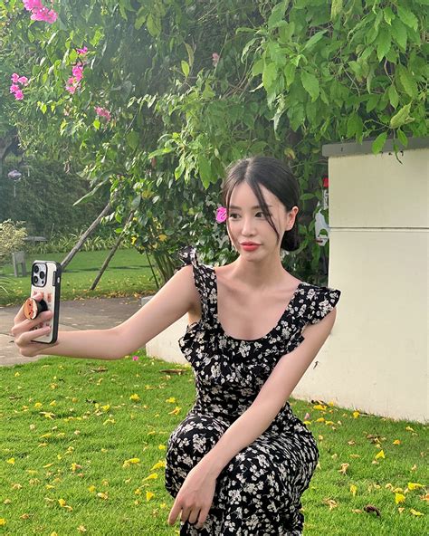 어썸나나 레이나 프릴 플라워 나시 원피스