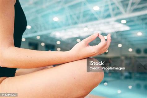 스포츠 여성 및 훈련을 위한 명상 웰빙을 위한 운동 및 피트니스 워밍업 및 체육관에서의 운동 여성 운동 선수 요가 및 건강한 여성과 평화 선 및 차분한 연습과 쿨 다운 16