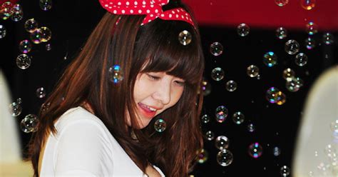 사진 레이싱 모델 정세온비누 거품이 방울방울