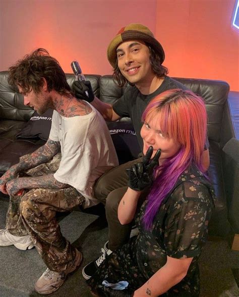 Vic Fuentes Tattooing Sum Doode 0o Vic Fuentes Pierce The Veil People