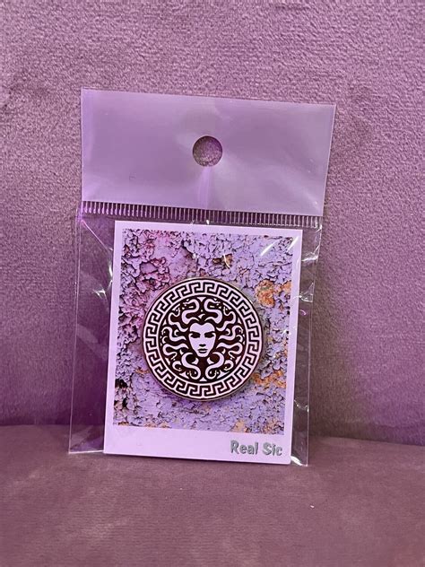 Medusa Enamel Pin Gold