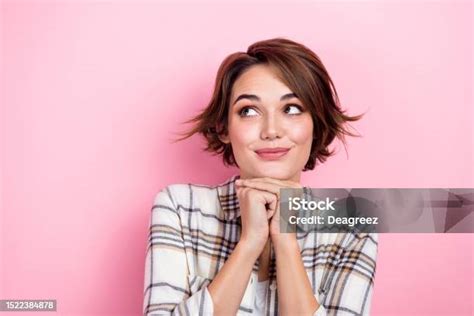 사려 깊은 예쁜 숙녀가 체크 무늬 재킷을 입고 팔을 턱 턱 빈 공간을 찾고 격리된 분홍색 배경 사진 25 29세에 대한 스톡 사진 및 기타 이미지 Istock