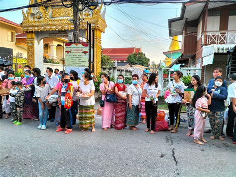 ထိုင်း မြန်မာနယ်စပ် မဲဆောက်မြို့က ဆွမ်းဆန်စိမ်းလောင်းလှူပွဲ ဓာတ်ပုံ